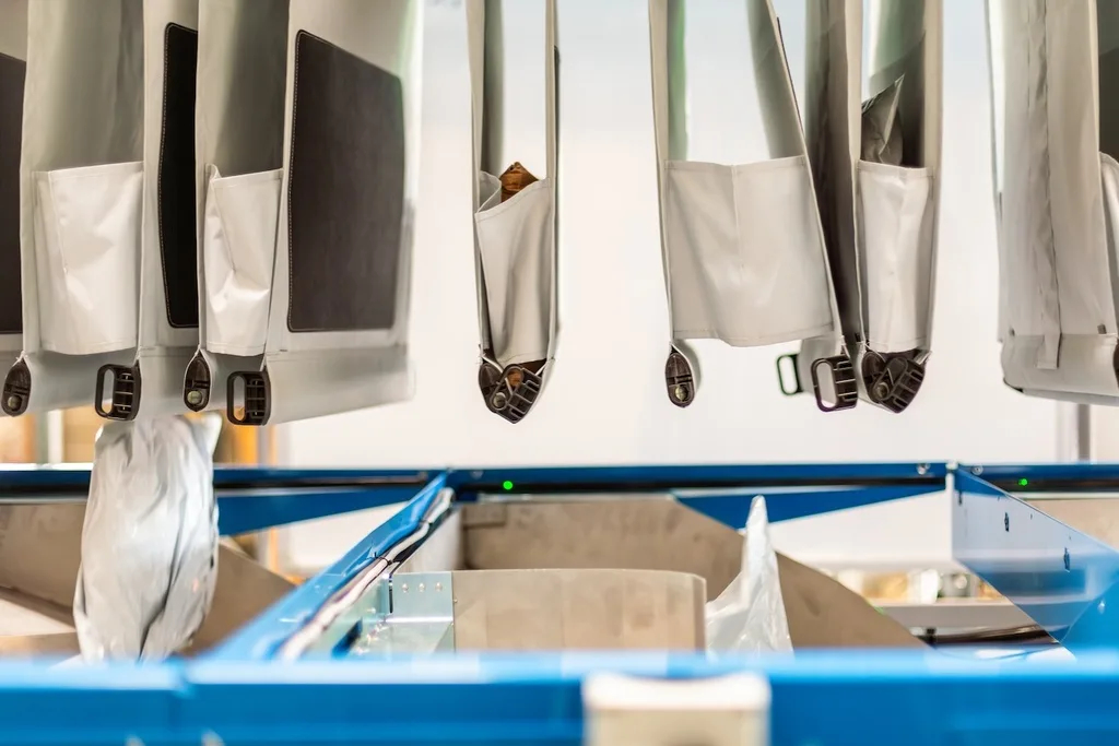 BEUMER Group: Automatic pouch unloading with AutoDrop | Logistics Matters